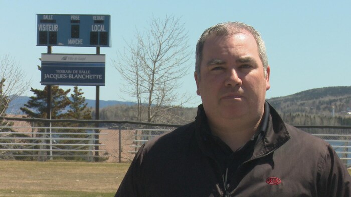 Incertitude chez les amateurs de softball, de baseball et de soccer ...