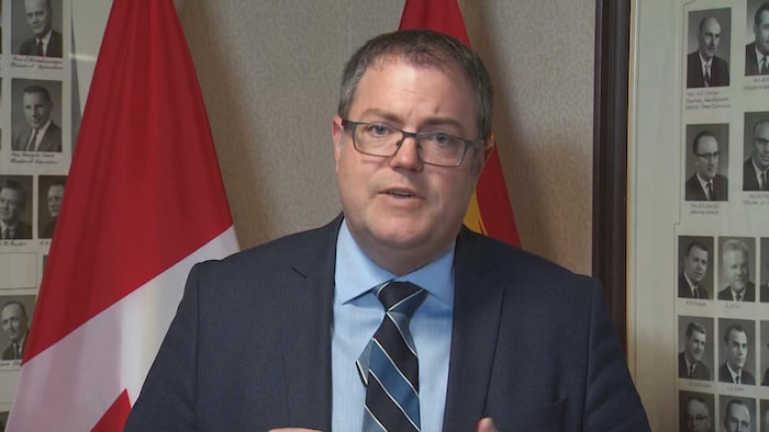 Dominic Cardy en Ukraine pendant la rentrée scolaire au N.-B., un choix ...