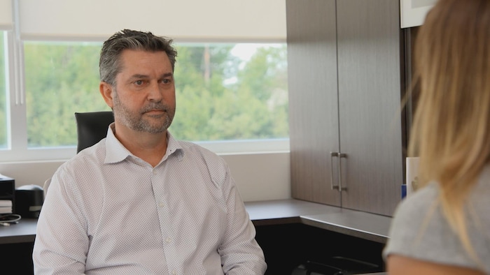 Trévi en eau trouble avec ses piscines en bois | Radio-Canada