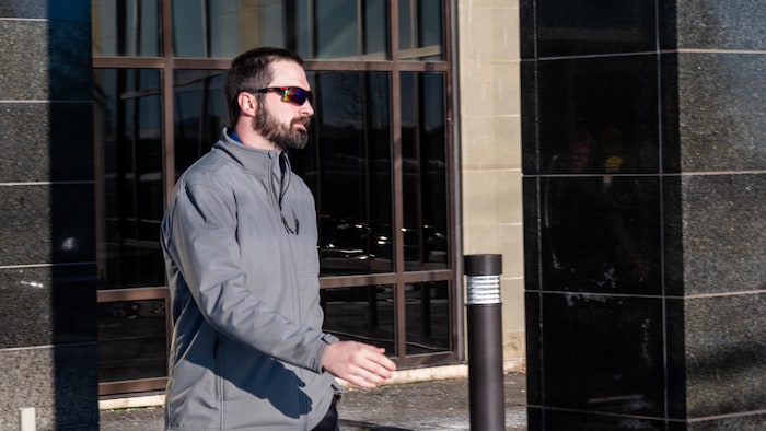 Au procès d’un policier accusé d’avoir battu un homme, un collègue ...