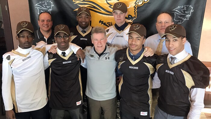 Les Bisons recrutent dans leur cour | Radio-Canada