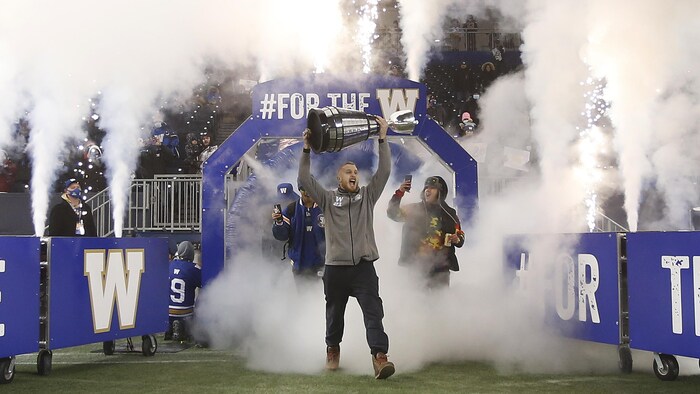 Les Blue Bombers célèbrent leur conquête de la Coupe Grey avec leurs ...