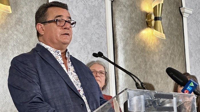 Un chef héréditaire ahousaht contre la fin de la salmoniculture en ...