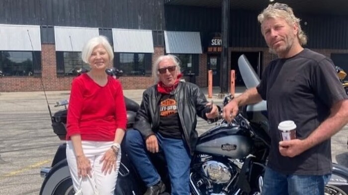 Porté par la liberté, un octogénaire parcourt plus de 3000 km en Harley ...