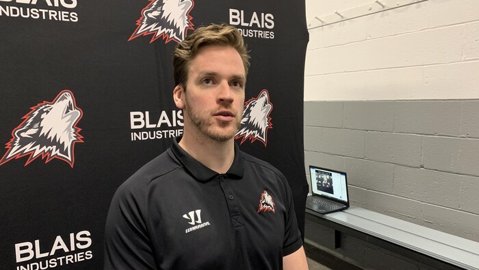 Les Huskies se départissent de leur entraîneur-chef | Radio-Canada