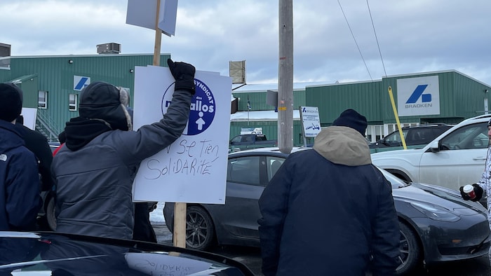 Les travailleurs à la fonderie Bradken de Mont-Joli en grève | Radio-Canada