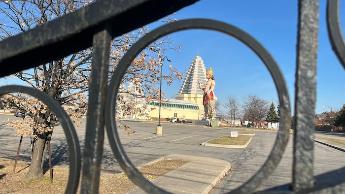 Une statue d’un dieu hindou qui fait 16 mètres en Ontario | Radio-Canada