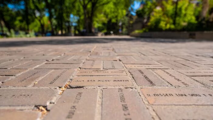 Plus de 5000 Calgariens veulent récupérer leur brique gravée à la Place ...