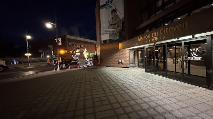 Les bris d’aqueduc ont été réparés sur la rue Laurier, mais de l’eau s ...