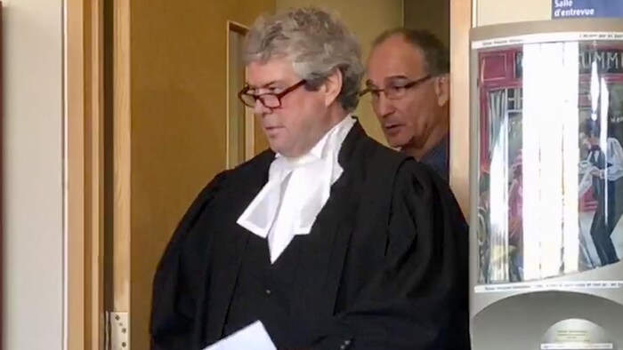 Un enseignant comparait pour une accusation de voies de fait envers un élève | Radio-Canada