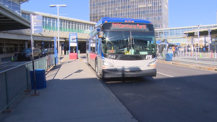 Un chauffeur d’autobus prend sa retraite après un demi-siècle au volant ...
