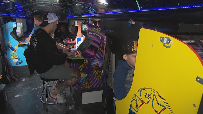 Le Bus-arcades en visite à Saguenay | Radio-Canada