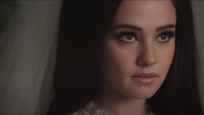 Premières images du film biographique sur Priscilla Presley | Radio-Canada