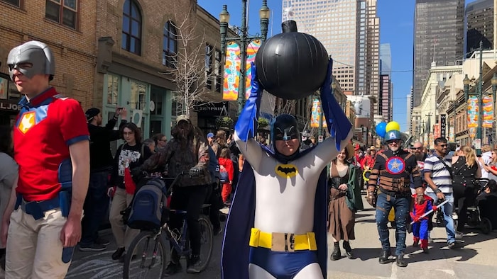 Un défilé au centre-ville donne le coup d’envoi de l’Expo Calgary ...