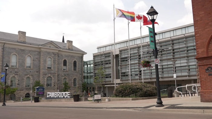 Cambridge : une jeune personne non binaire interrompue par la mairesse ...