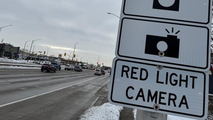 Caméras aux feux rouges : les amendes imposées aux policiers dénoncées ...