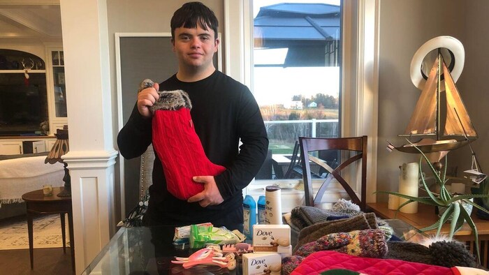 Un athlète paralympique de l’Î.-P.-É. remplit des bas de Noël pour les ...