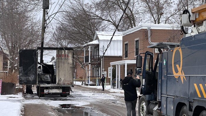 Un camion prend feu après une collision avec un poteau électrique ...