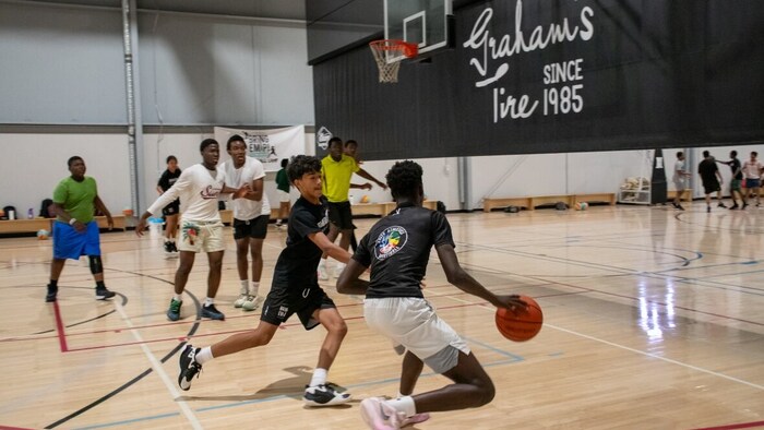 Un camp de basketball gratuit fait rêver de jeunes nouveaux arrivants ...