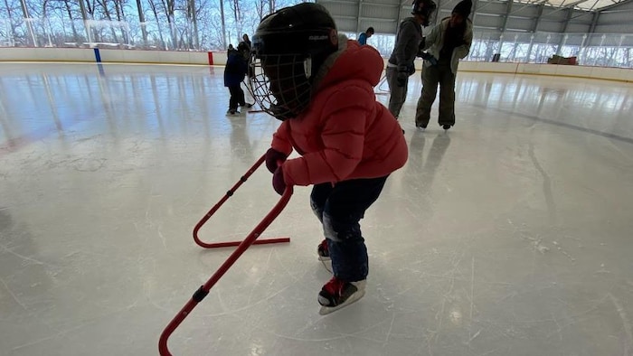 De nouveaux arrivants au Manitoba expérimentent les joies de l’hiver ...