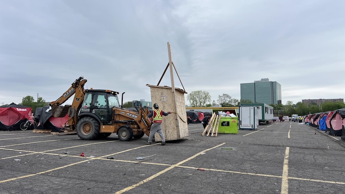 Jour de démantèlement aux abords du Centre Robert-Guertin | Radio-Canada