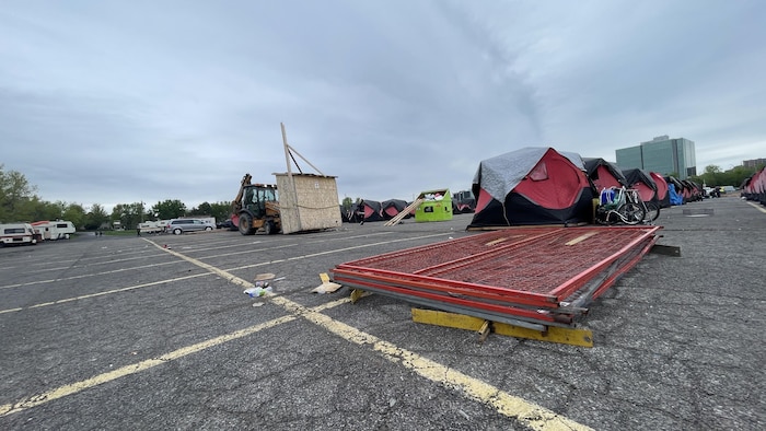 Jour de démantèlement aux abords du Centre Robert-Guertin | Radio-Canada