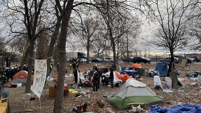 Une partie du campement sur la rue Notre-Dame Est démantelée | Radio-Canada