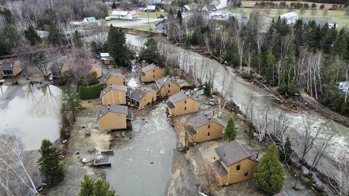 La rivière du Gouffre, une menace oubliée au cœur du cratère de ...