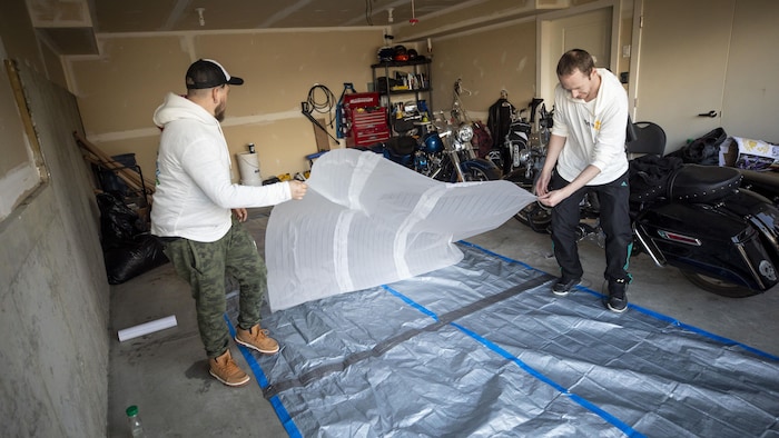 En images | Ils se roulent un joint de 28 kilos | Radio-Canada