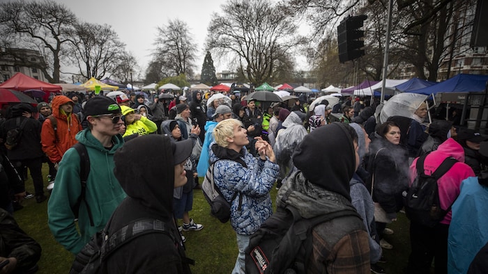 En images | Ils se roulent un joint de 28 kilos | Radio-Canada