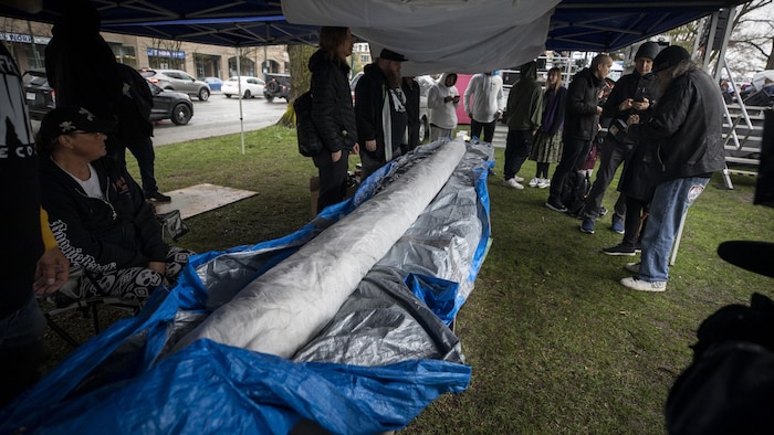 En images | Ils se roulent un joint de 28 kilos | Radio-Canada
