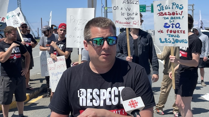 Cent syndiqués de la STQ manifestent à Matane | Radio-Canada