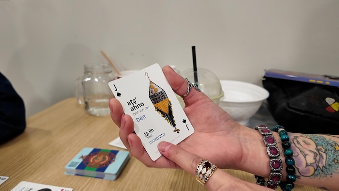 Apprendre sa langue autochtone en jouant aux cartes | Radio-Canada