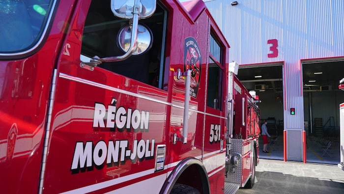 Un feu de champ contenu à Sainte-Luce | Radio-Canada