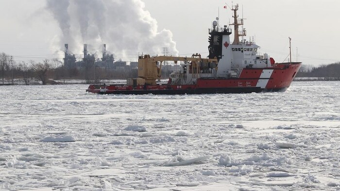 Les brise-glaces se fraient un chemin dans le lac Huron | Radio-Canada