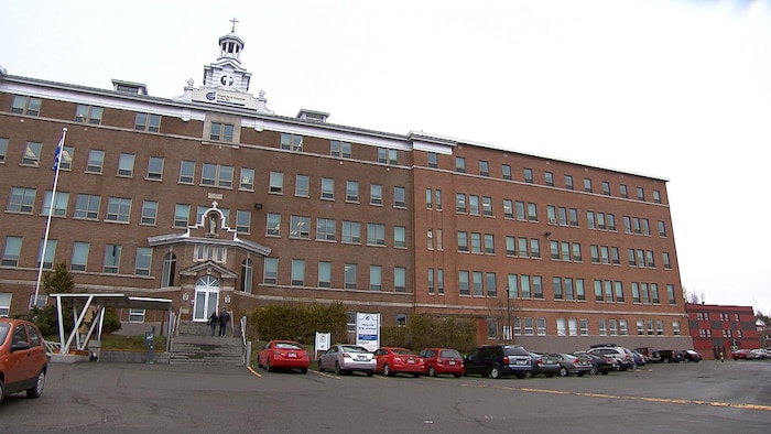 Consternation après une chute mortelle au cégep de Gaspé | Radio-Canada