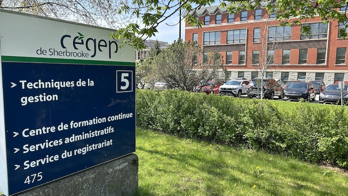 Une vingtaine de postes coupés au Cégep de Sherbrooke | Radio-Canada