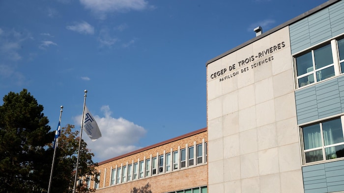 Des départements déchirés par un climat de travail tendu au Cégep de Trois-Rivières | Radio-Canada