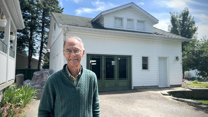 À 77 ans, il ouvre un centre communautaire dans son garage pour les ...
