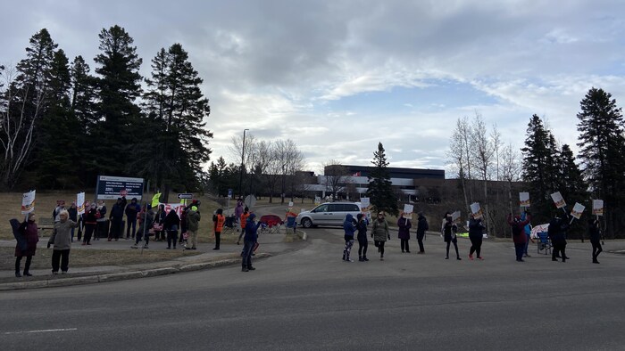 Des milliers de fonctionnaires fédéraux en grève | Radio-Canada