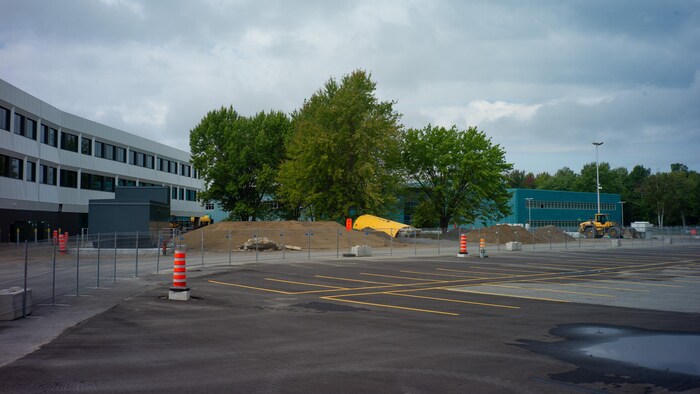 Le fédéral se défend des dépassements de coûts du centre fiscal | Radio ...