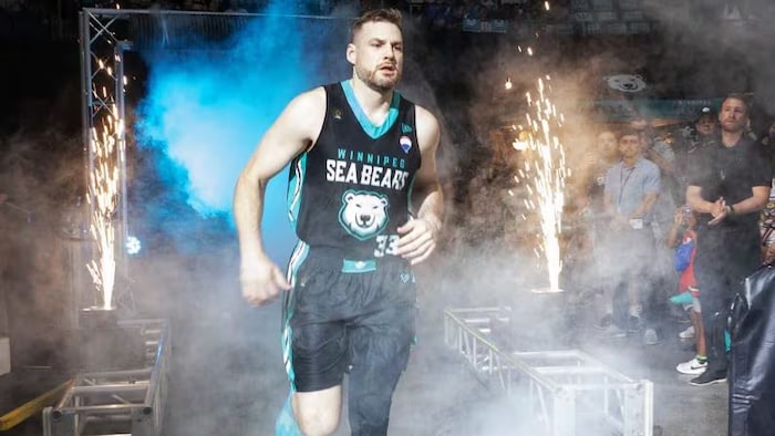 Chad Posthumus, capitaine des Sea Bears de Winnipeg, a succombé à une ...