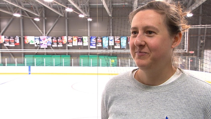 Un tournoi de hockey entièrement féminin déployé à Matane | Radio-Canada