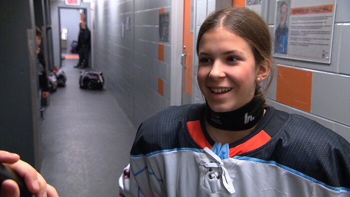 Un tournoi de hockey entièrement féminin déployé à Matane | Radio-Canada