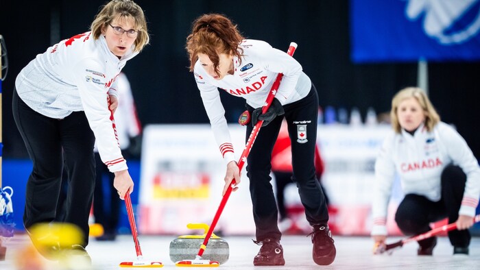Le Canada brille au début des mondiaux de curling à Fredericton | Radio ...