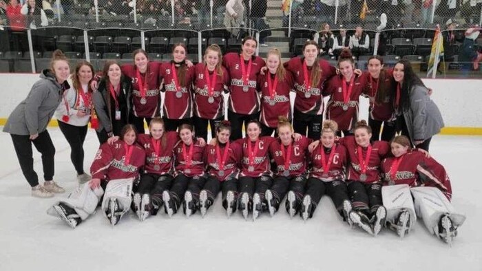 Médaille d’argent pour le Nouveau-Brunswick aux Championnats nationaux de ringuette | Radio-Canada