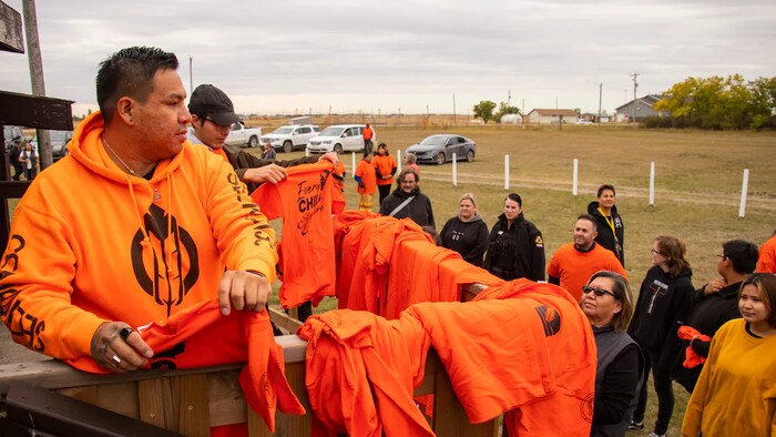 Une marche pour soutenir les survivants des pensionnats dans la Nation Dakota Canupawakpa ...