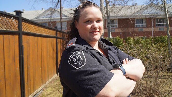 Une répartitrice au 911 aide une femme à accoucher au téléphone | Radio ...