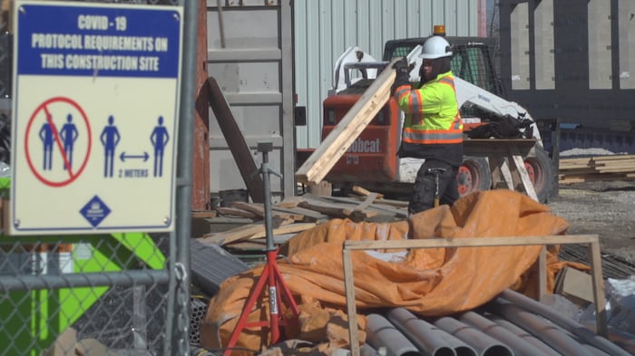 Les travaux pour agrandir l'École Noël-Ritchot se poursuivent pendant ...