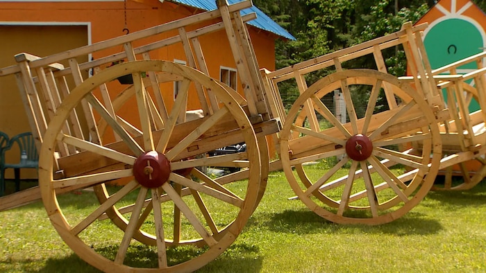 Un Albertain apprend à construire des charrettes métisses pour faire ...